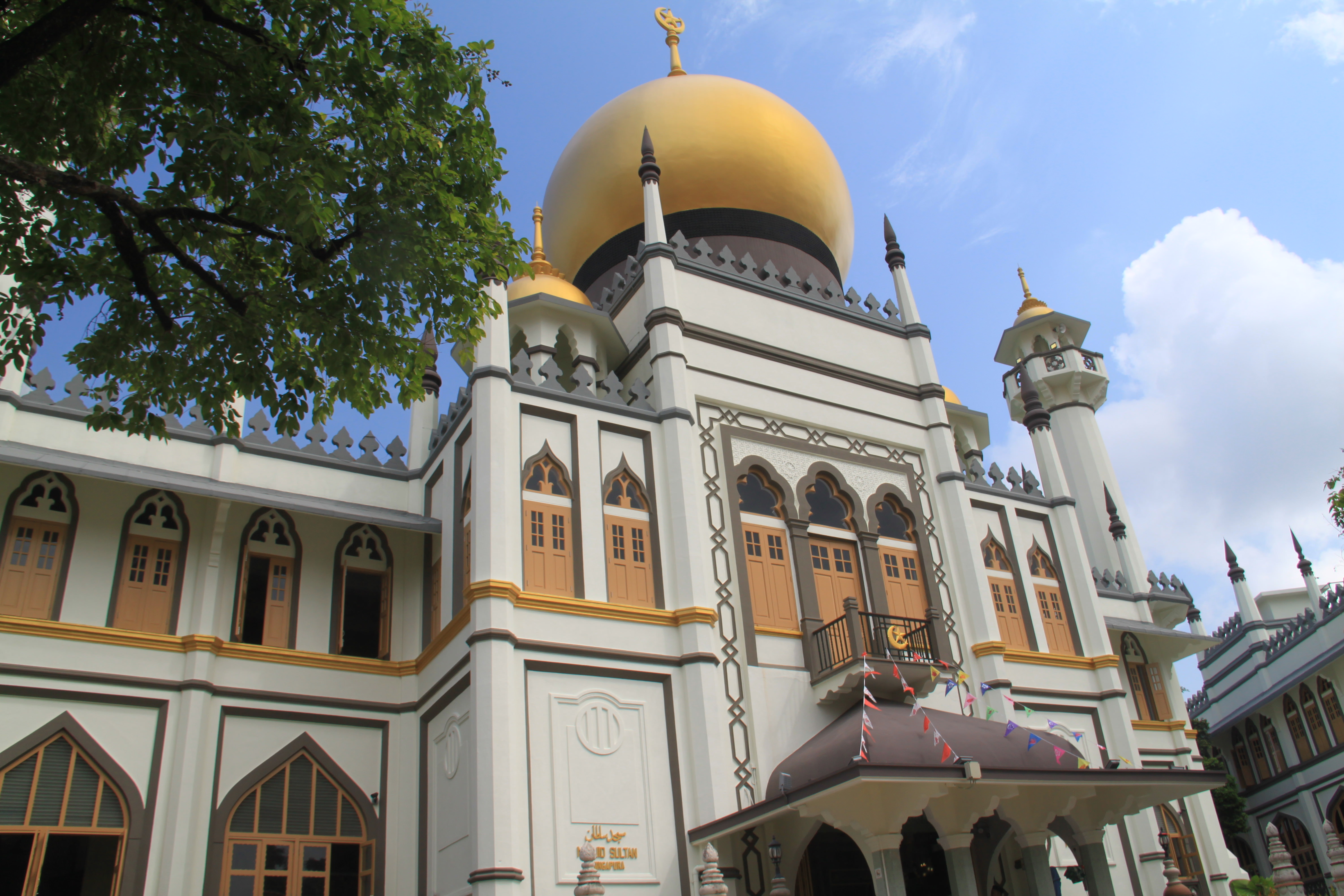 The majestic Sultan Mosque - Free Two Roam